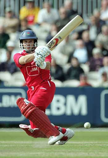 Brad Hodge sweeps | ESPNcricinfo.com