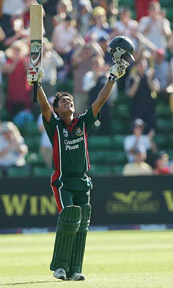 Mohammad Ashraful celebrates his century | ESPNcricinfo.com