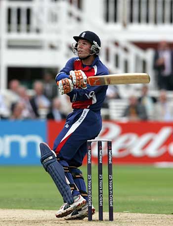 Geraint Jones pulls during his 71 | ESPNcricinfo.com