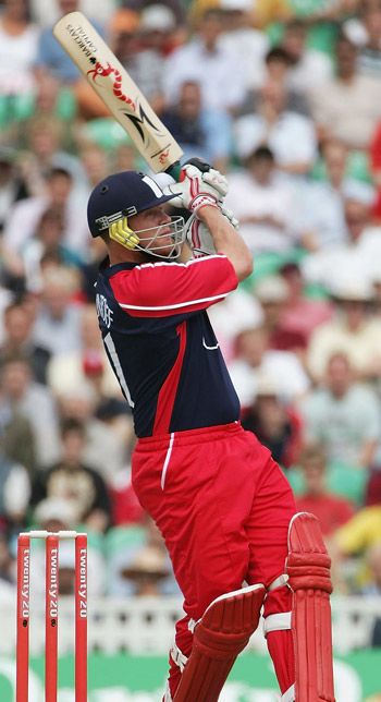 Andrew Flintoff pulls for six | ESPNcricinfo.com