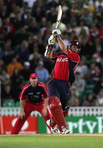 Graeme Smith strikes an unbeaten 64 to take Somerset home ...