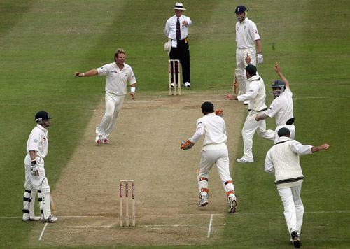 Shane Warne and Australia celebrate Ian Bell's wicket | ESPNcricinfo.com