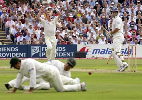 Brett Lee throws up his hands in despair | ESPNcricinfo.com
