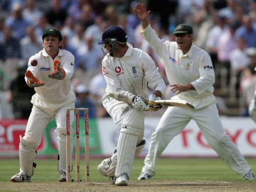 Adam Gilchrist juggles a catch for Shane Warne's 600th wicket ...
