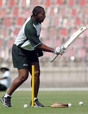 Phil Simmons takes a fielding practice | ESPNcricinfo.com
