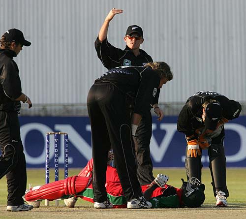 Blessing Mahwire lies prostrate after being felled | ESPNcricinfo.com