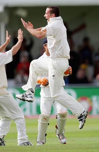 Simon Jones leaps for joy after dismissing Shane Warne | ESPNcricinfo.com