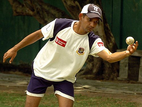 Habibul Bashar watches the ball closely | ESPNcricinfo.com