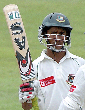 Mohammad Ashraful acknowledges the crowd's applause | ESPNcricinfo.com