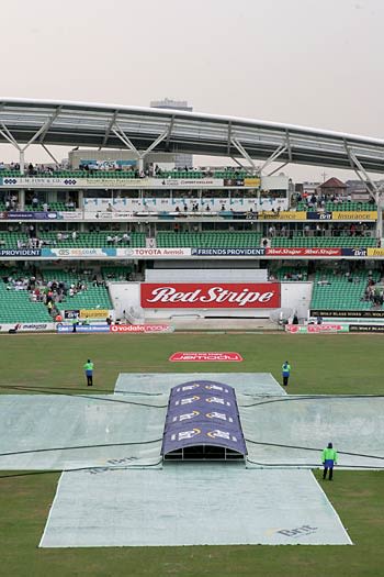 Bad light and then rain halted Australia's charge at The Oval ...