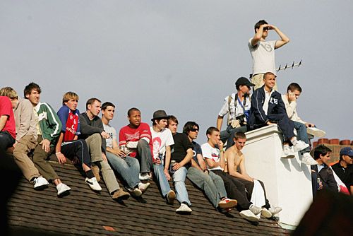 What a vantage point: people scramble to get a glimpse of the Ashes ...
