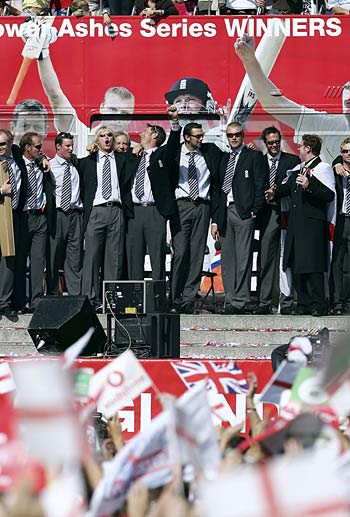 The England side take the applause in Trafalgar Square | ESPNcricinfo.com