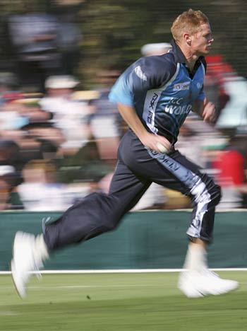 Its all a blur: Shaun Pollock races in to bowl | ESPNcricinfo.com