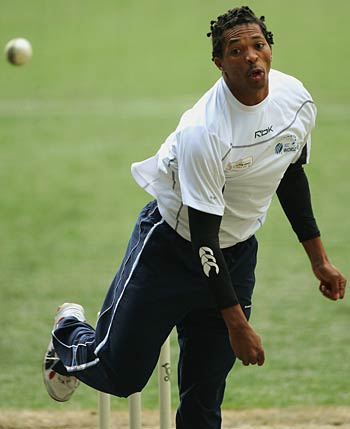 Makhaya Ntini prepares for the second game of the Super Series ...