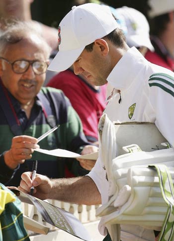 Ricky Ponting obliges autograph seekers | ESPNcricinfo.com
