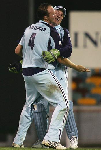 Doug Bollinger celebrates with Brad Haddin | ESPNcricinfo.com