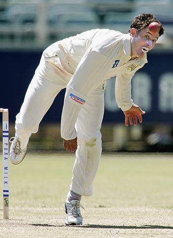 Michael Hussey turns his arm over | ESPNcricinfo.com
