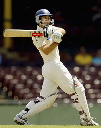 Simon Katich pulls on his way to a century | ESPNcricinfo.com