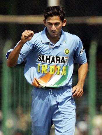 Ajit Agarkar took 5 for 44 to restrict Sri Lanka to 261 | ESPNcricinfo.com