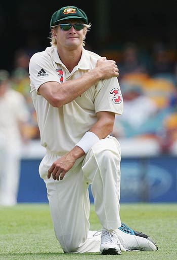 Shane Watson grimaces after injuring his shoulder | ESPNcricinfo.com