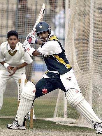 Mohammad Yousuf bats at the nets | ESPNcricinfo.com