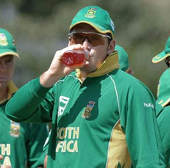 Graeme Smith cools off during a practice match | ESPNcricinfo.com