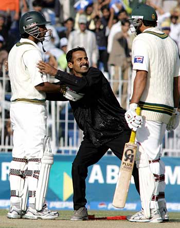 Mohammad Yousuf is congratulated by a fan | ESPNcricinfo.com