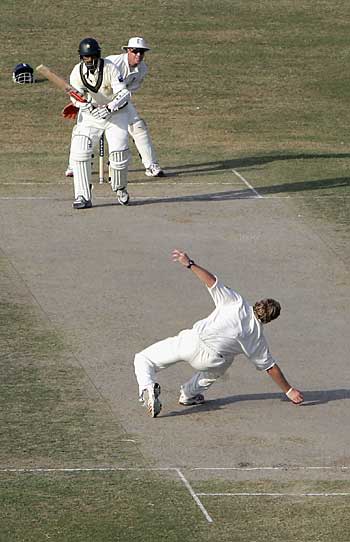 Ian Bell dives to take a catch from Mohammad Yousuf | ESPNcricinfo.com