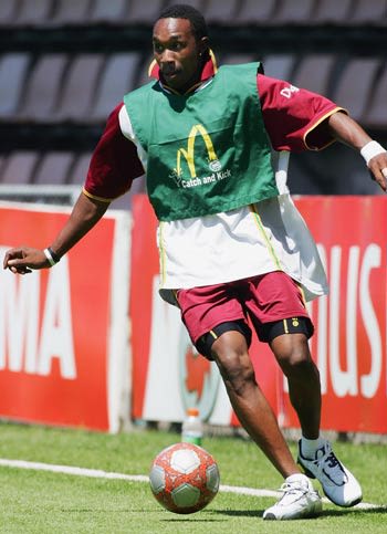 Dwayne Bravo shows off his soccer skills | ESPNcricinfo.com