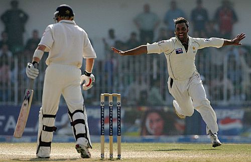 Shoaib Akhtar celebrates Ian Bell's wicket | ESPNcricinfo.com