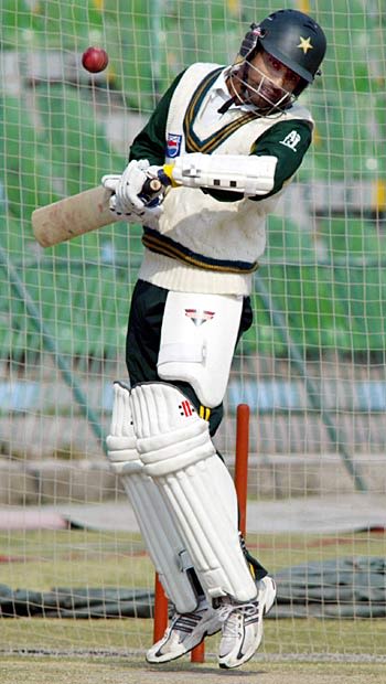 Mohammad Yousuf sways out the way of a bouncer | ESPNcricinfo.com