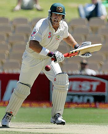Matthew Hayden calls for a run on his way a half-century | ESPNcricinfo.com