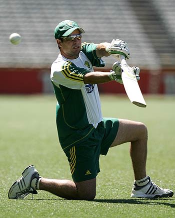 Brad Hodge gives catching practice | ESPNcricinfo.com