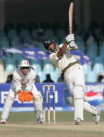 Mohammad Yousuf reaches his hundred with a straight six | ESPNcricinfo.com