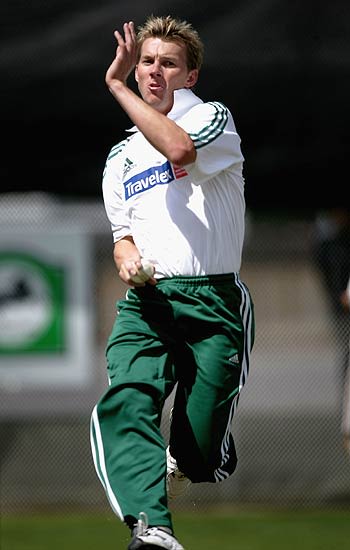 Brett Lee practises on the eve of the first match against New Zealand ...