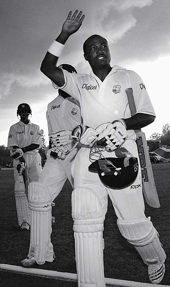 Brain Lara waves to the crowd as he leaves the field | ESPNcricinfo.com