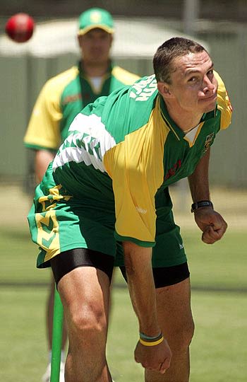 Andre Nel works up speed at the WACA nets | ESPNcricinfo.com