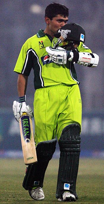 Kamran Akmal celebrates his hundred | ESPNcricinfo.com