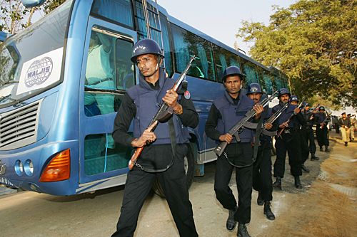 Wall-to-wall armed police surround the England bus | ESPNcricinfo.com