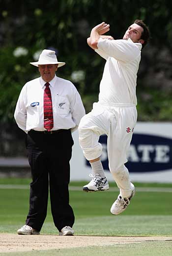 Kyle Mills races in for Auckland | ESPNcricinfo.com Kyle Mills races in for Auckland | ESPNcricinfo.com