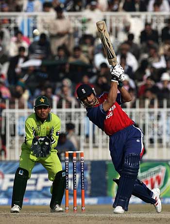 Vikram Solanki unleashes an expansive drive | ESPNcricinfo.com