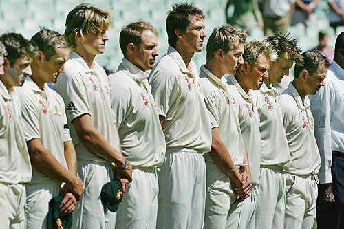 The Australians keep a moment's silence in memory of Kerry Packer ...