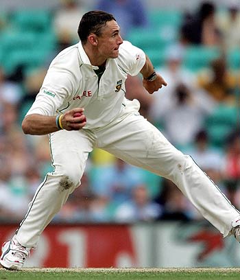 Andre Nel lines up to shy at the stumps | ESPNcricinfo.com