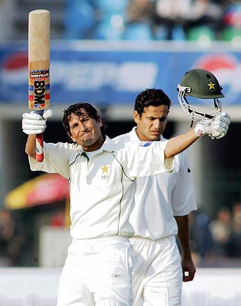 Younis Khan celebrates his century | ESPNcricinfo.com