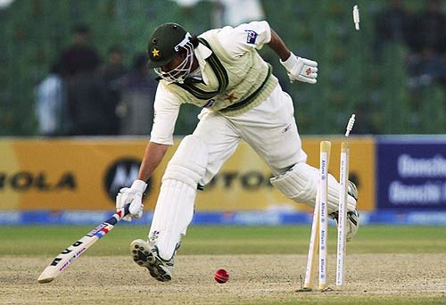 Mohammad Yousuf just manages to make his ground late in the day | ESPNcricinfo.com