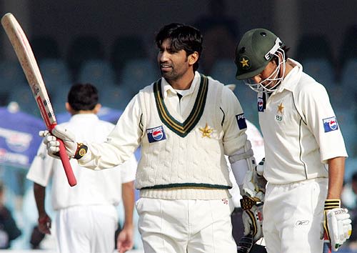 Pakistan batsmen offer no respite | ESPNcricinfo.com