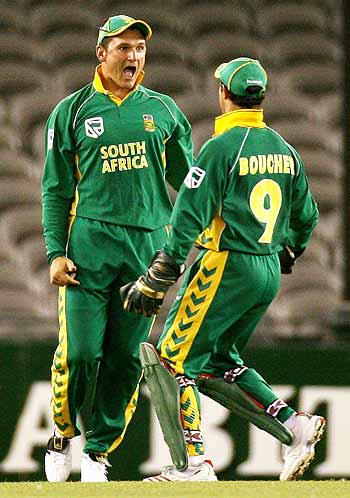 Graeme Smith is delighted after catching Ricky Ponting | ESPNcricinfo.com