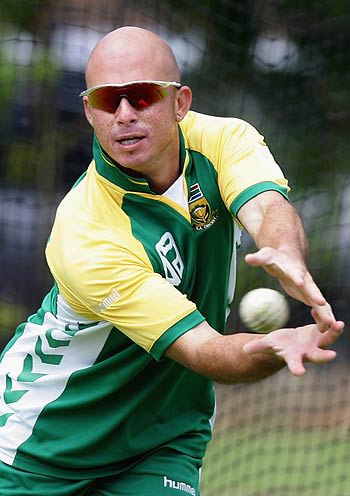 Herschelle Gibbs at catching practice ahead of the game against Sri ...