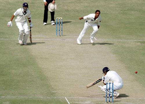 Irfan Pathan takes evasive action as Shoaib Akhtar lets fly a bouncer | ESPNcricinfo.com