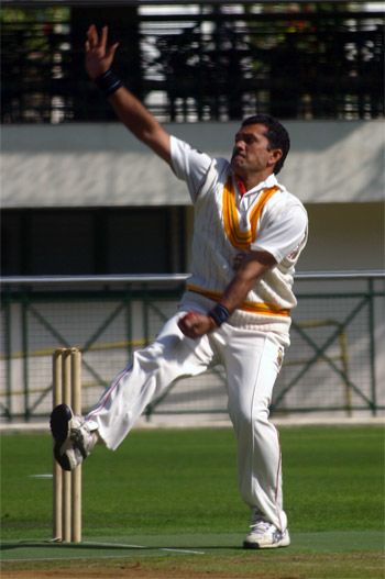 Munir Dar bowling in a Twenty20 match at KCC | ESPNcricinfo.com